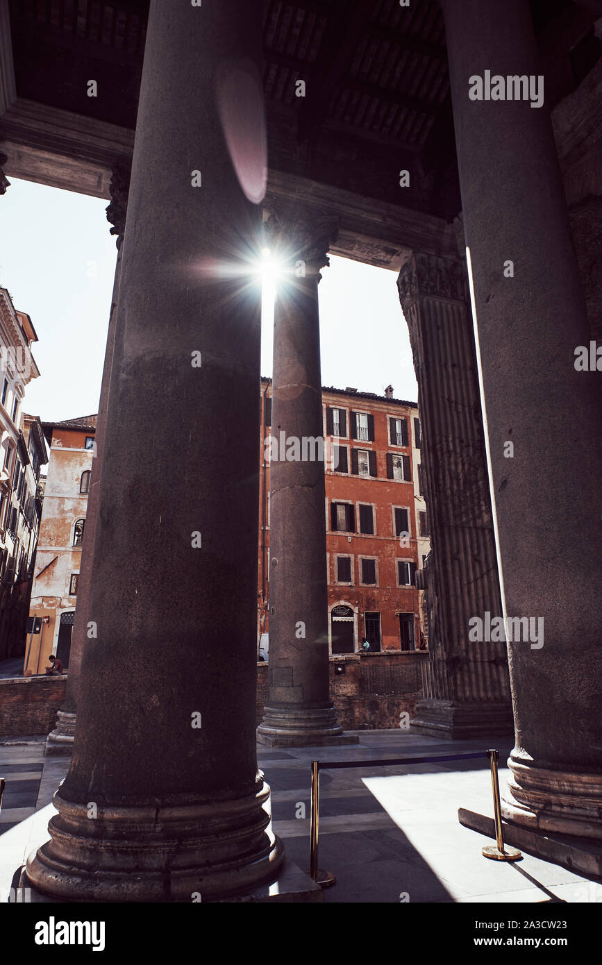 Sun entering between the columns of the pantheon of Rome Stock Photo ...
