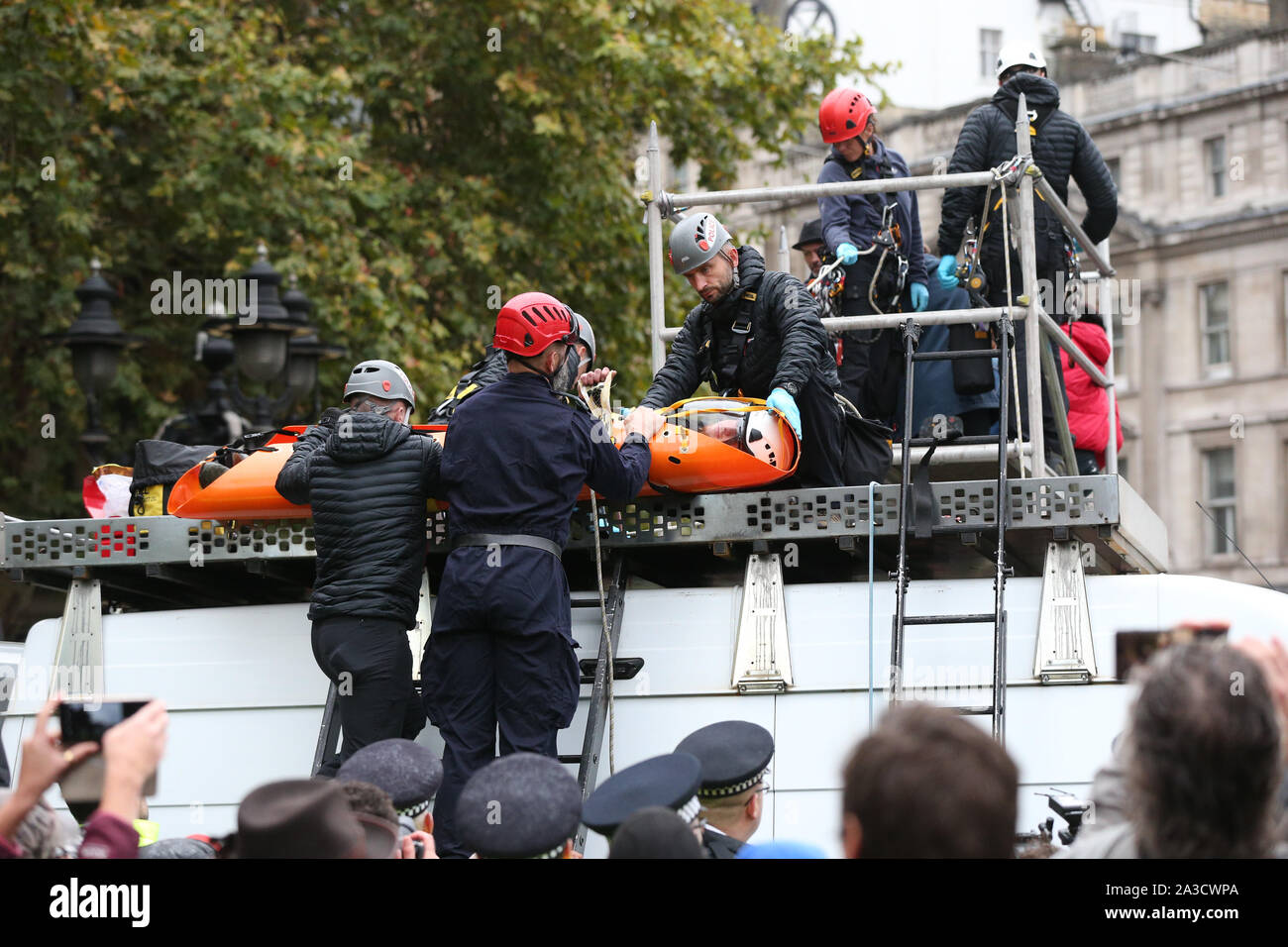Police wearing abseiling safety equipment arrive hi-res stock ...