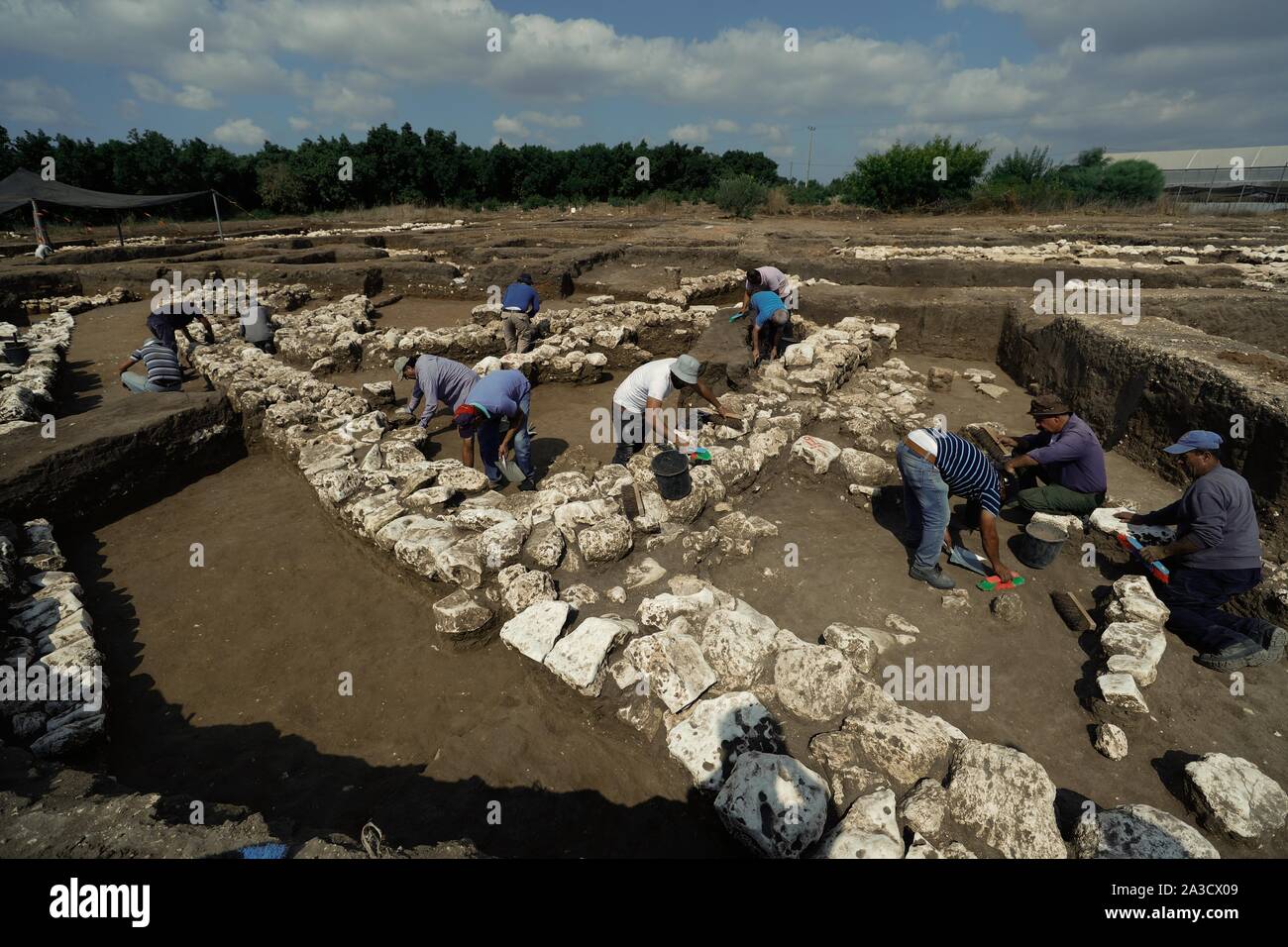 (191007) -- HARISH, Oct. 7, 2019 (Xinhua) -- Israeli archaeologists ...