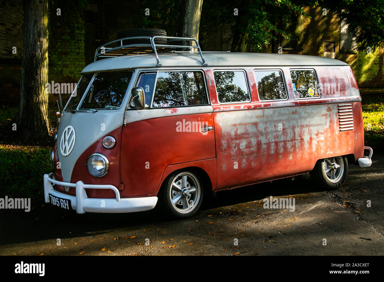 1950s old split screen Volkswagen Kombi Camper Van Stock Photo - Alamy
