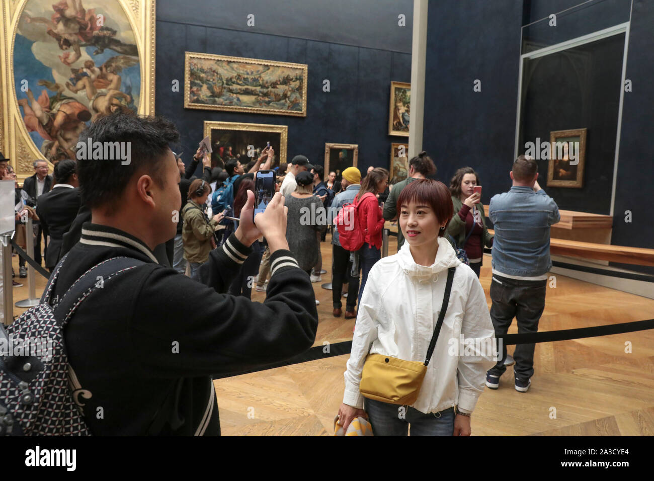 Mona lisa louvre museum hi-res stock photography and images - Alamy