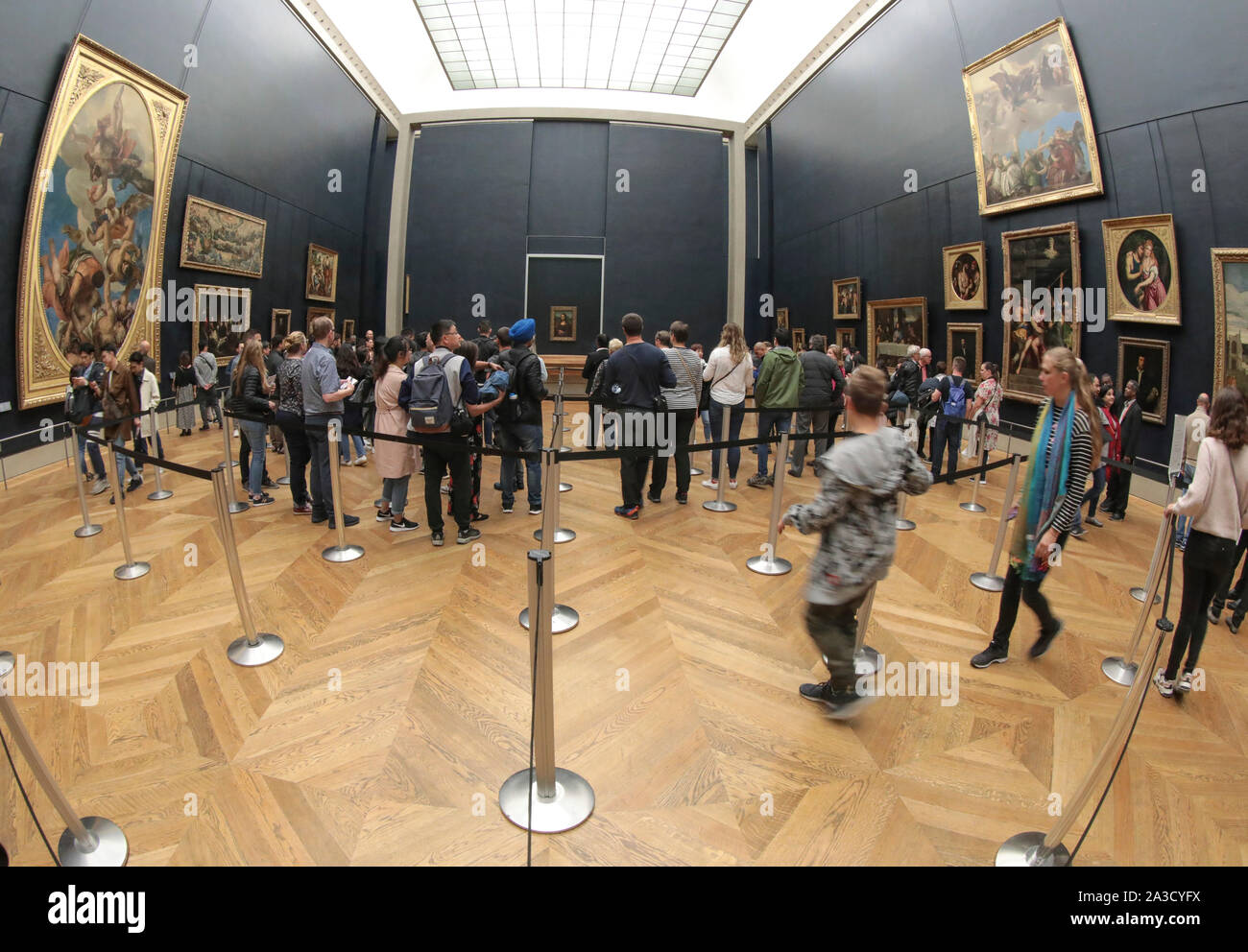 Mona lisa louvre museum crowd hi-res stock photography and images - Alamy