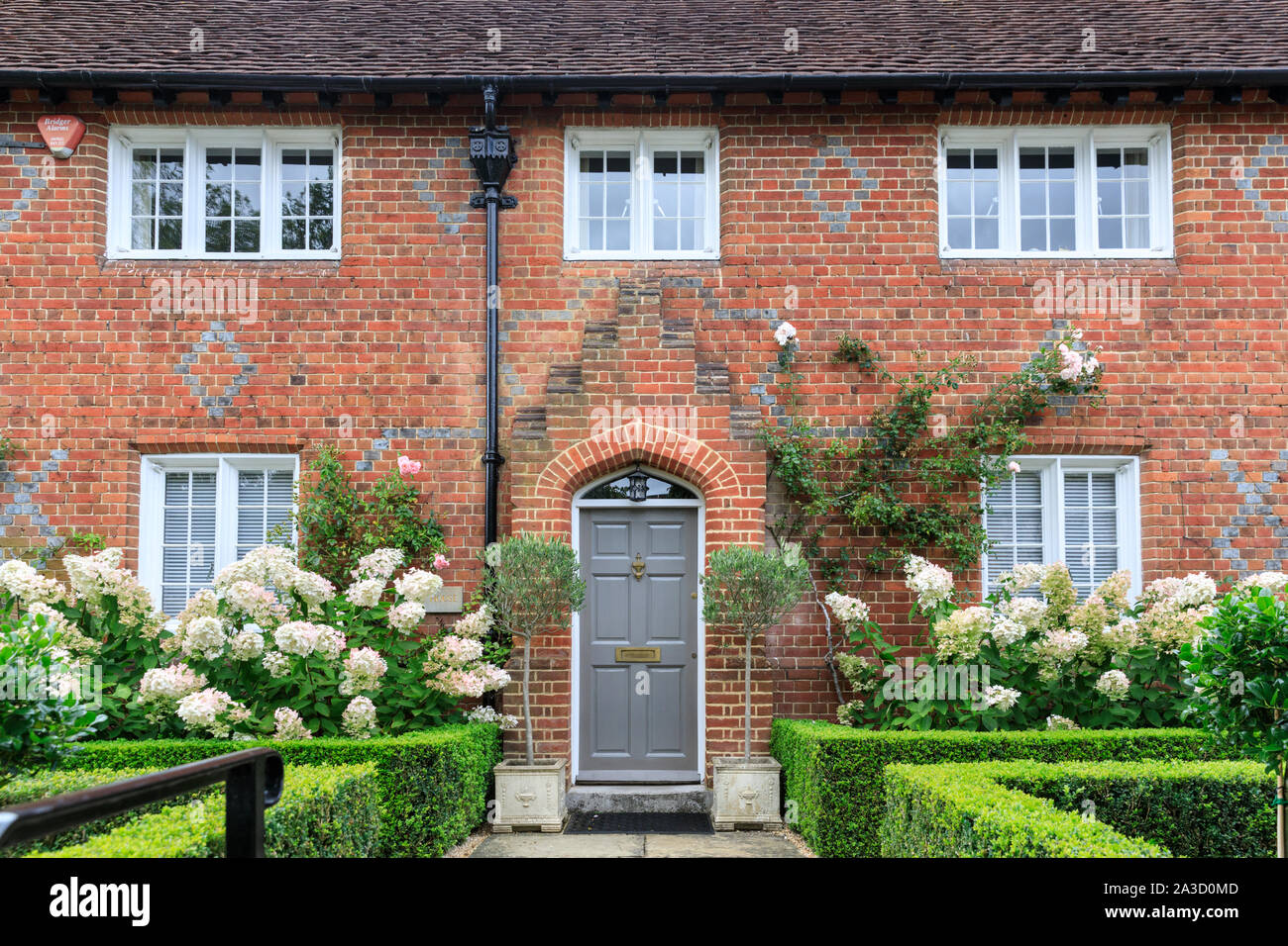 Victoria terraced cottage, front view with gardens, Winchester, United ...