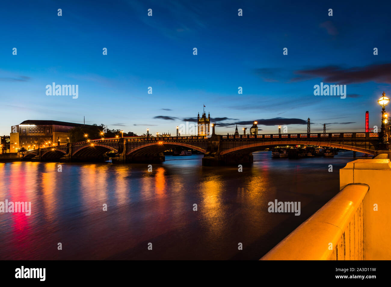 Dusk reflections on the River Thames at Lambeth Bridge, London, UK ...