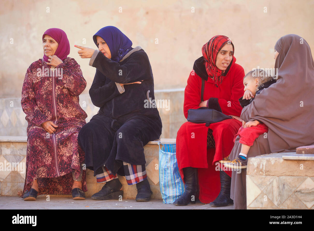 Moroccan people talking hi-res stock photography and images - Alamy