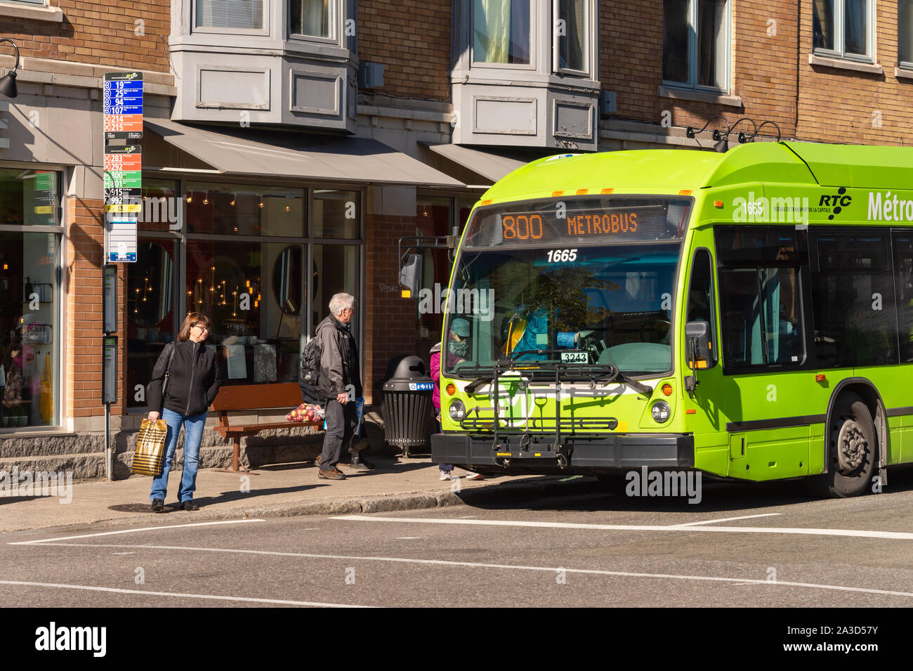 Passengers boarding a street car hi-res stock photography and images ...