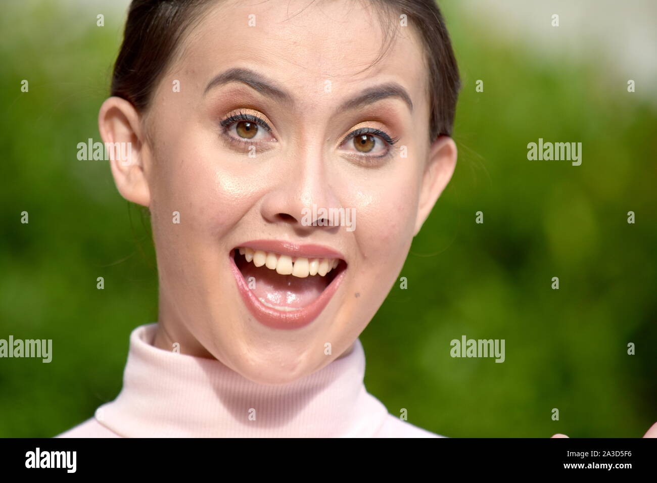 Beautiful young lady smiling hi-res stock photography and images - Alamy