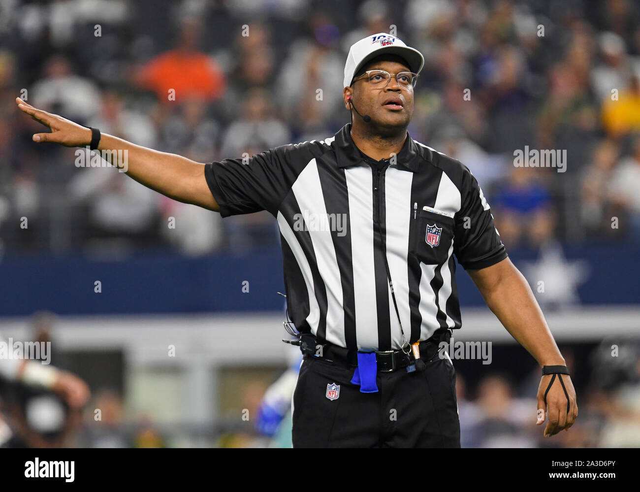 Nfl referee hi-res stock photography and images - Alamy