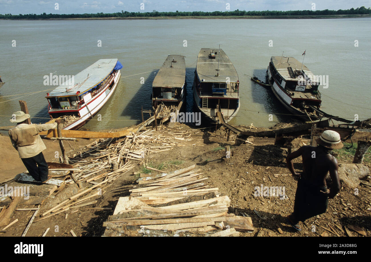 CAMBODIA, Mekong river, Kratie, logging of forest, loading the timber ...