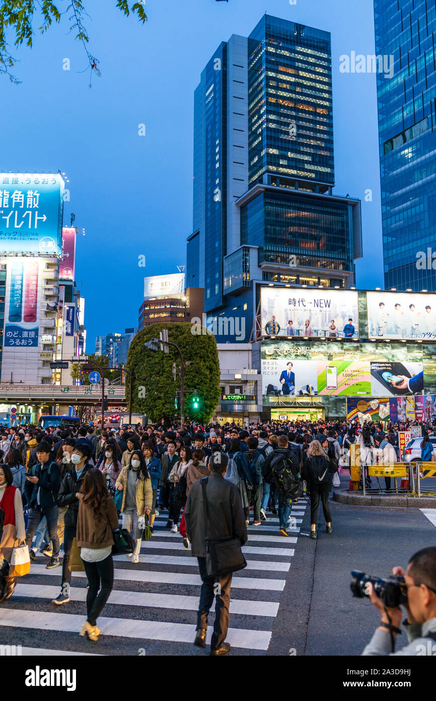 Tokyo iconic shibuya crossing hi-res stock photography and images - Alamy