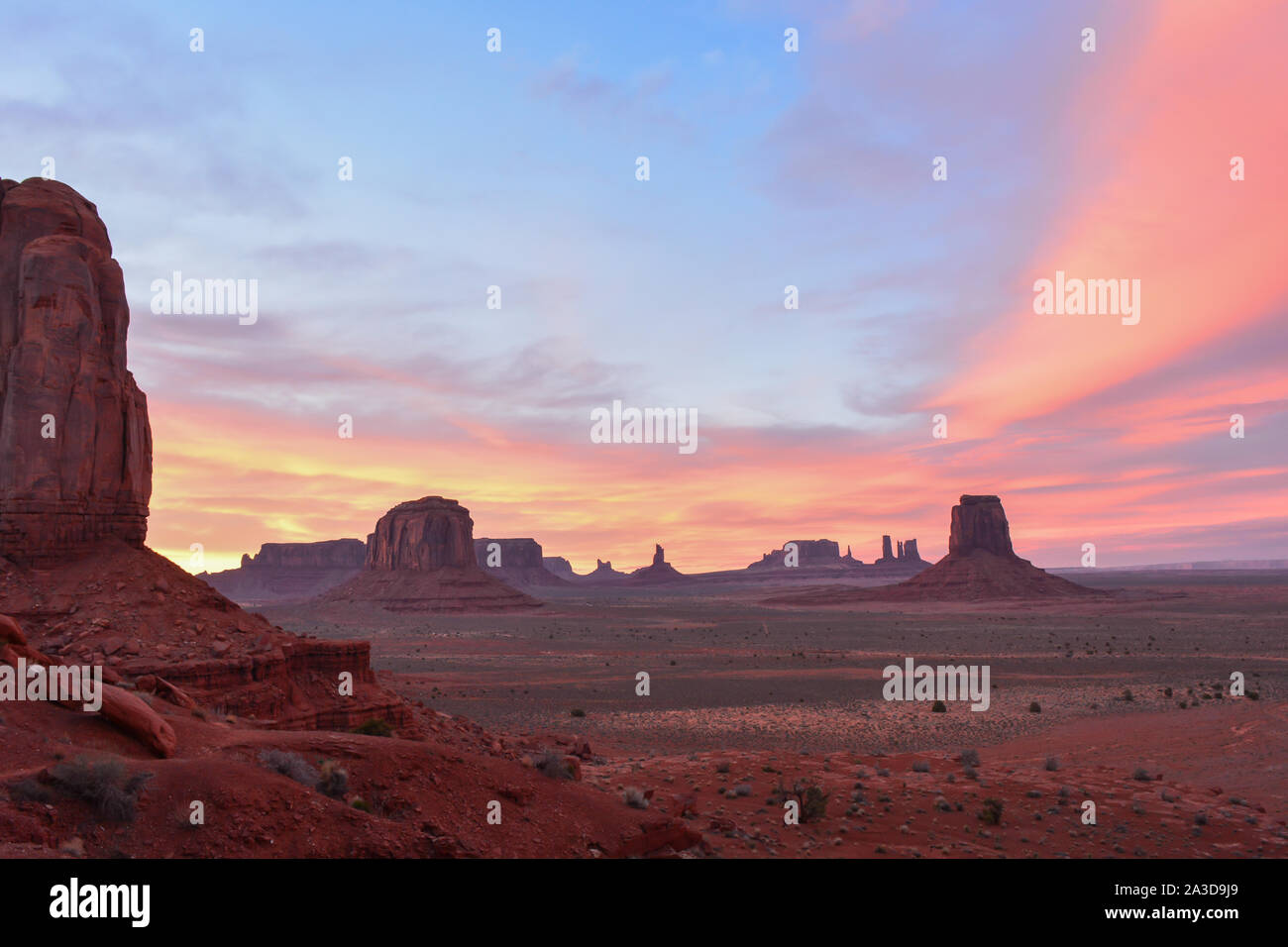 Amazing sunset in Monument Valley, Utah, Arizona, caught by a tourist ...