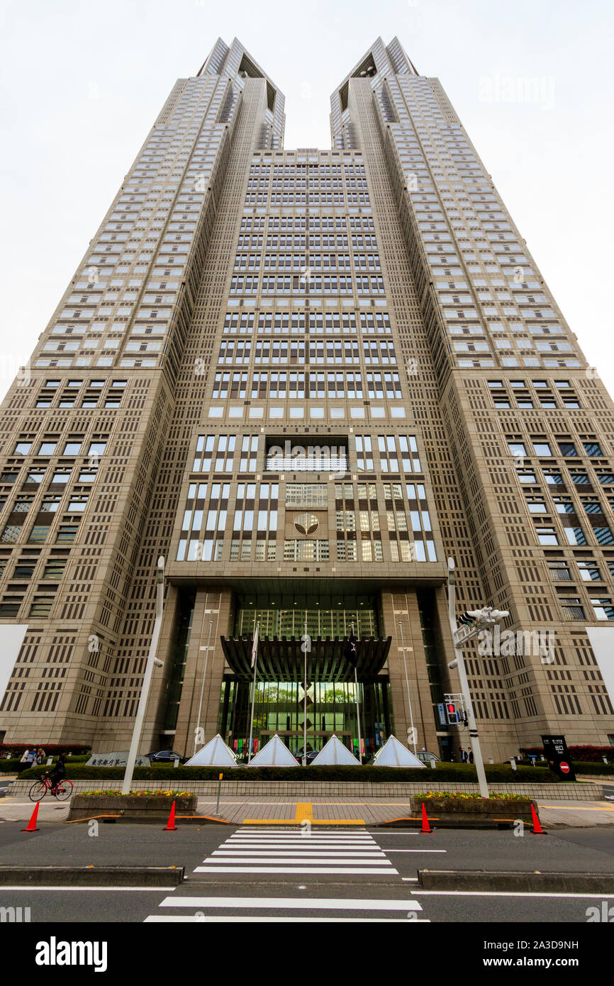 Office block building pedestrian hi-res stock photography and images ...