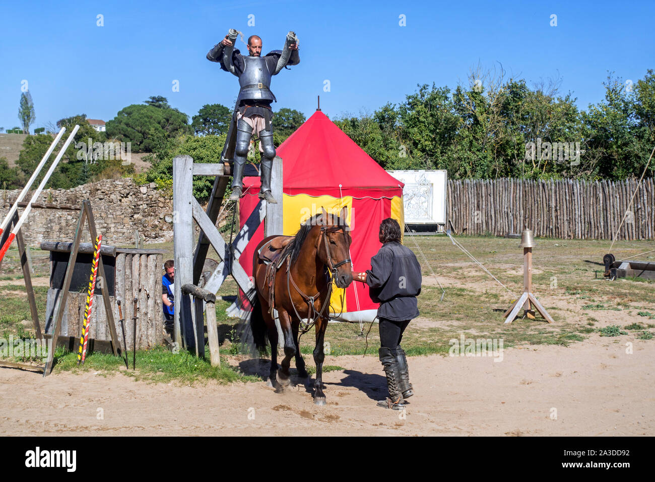 Horse knight medieval hi-res stock photography and images - Alamy