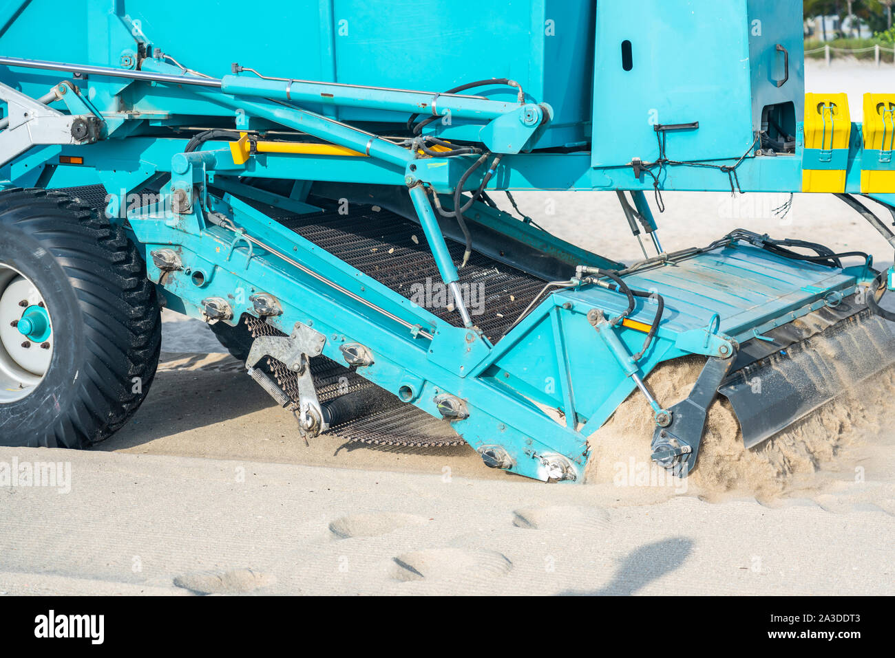 Tractor cleaning sand in South beach in Miami USA Stock Photo - Alamy