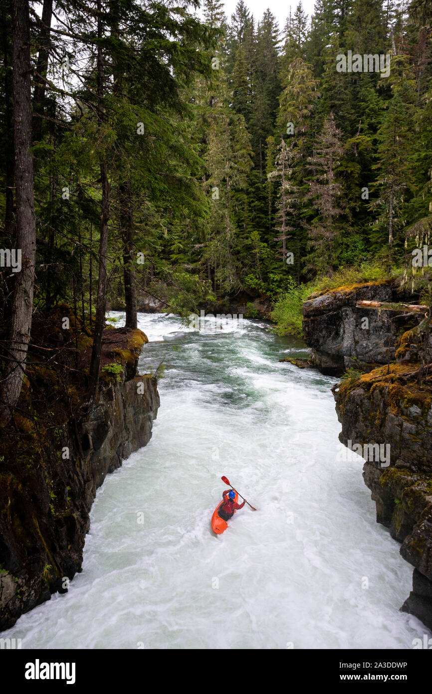 Male man whitewater kayaker wave hi-res stock photography and images ...