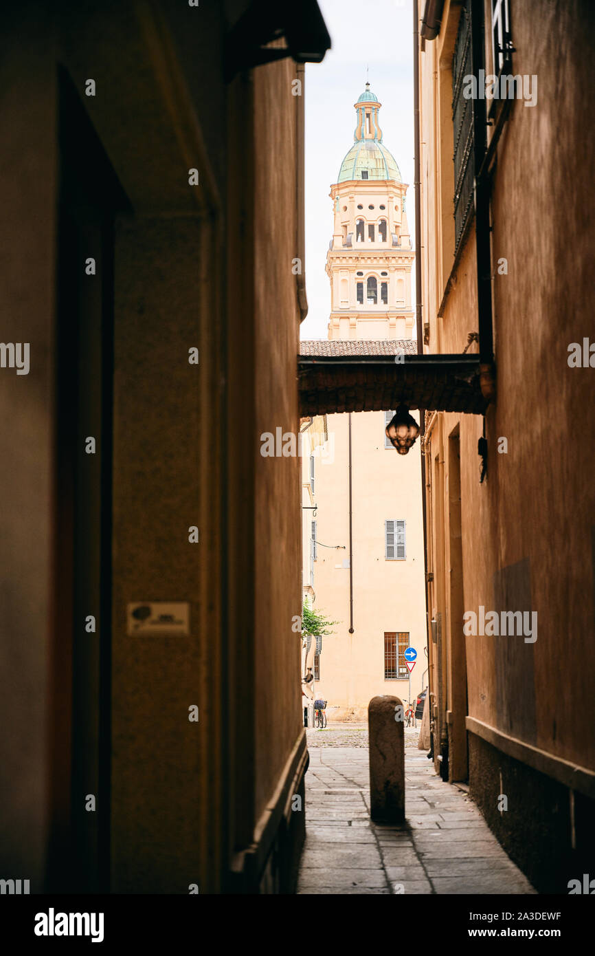 Shady alleyway hi-res stock photography and images - Alamy