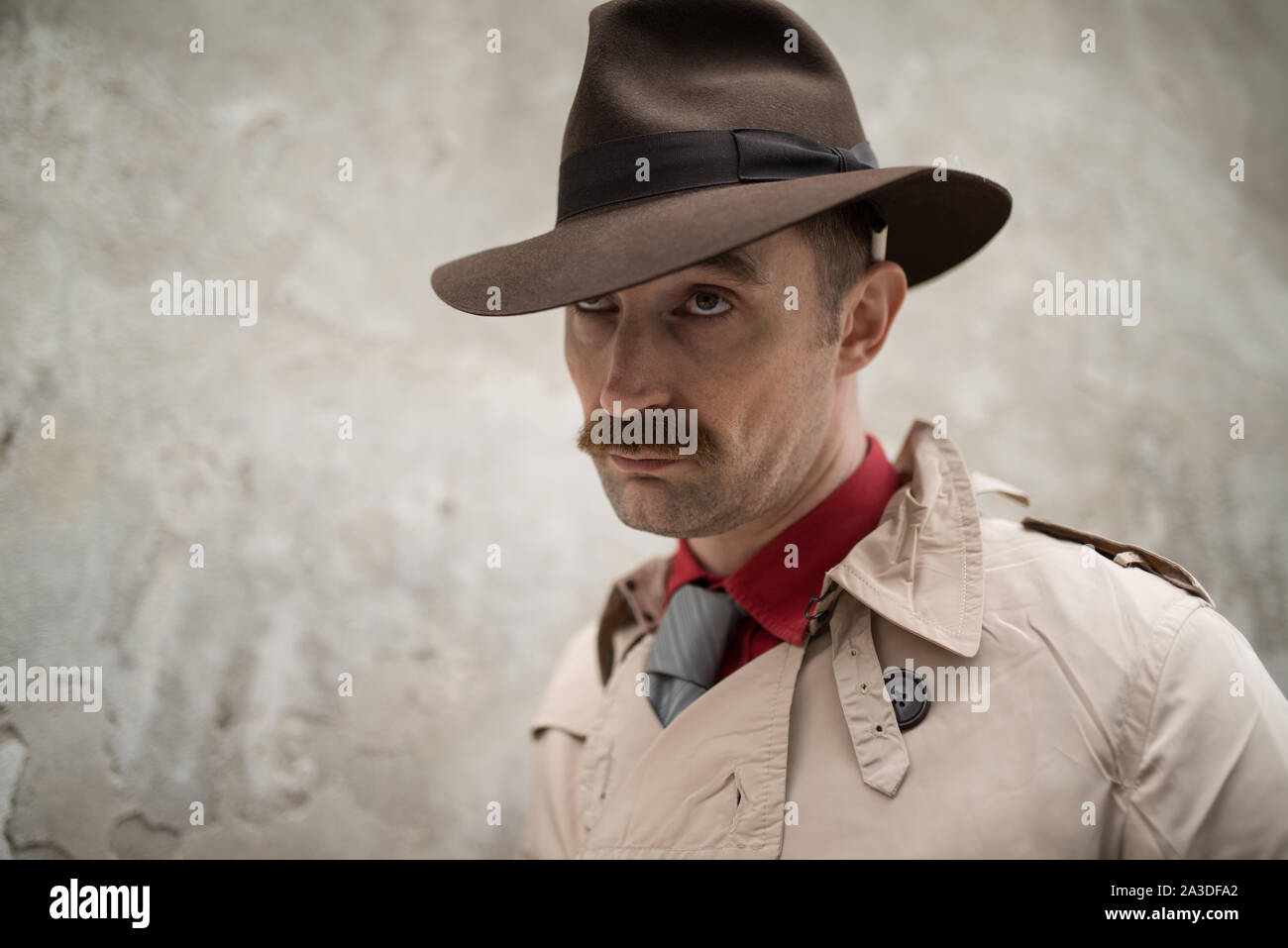 Detective spy man walking in a city Stock Photo - Alamy