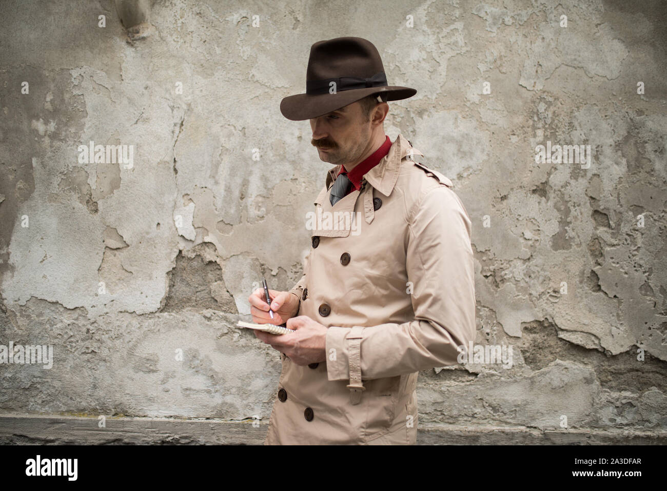 Detective noir detective walking hi-res stock photography and images ...