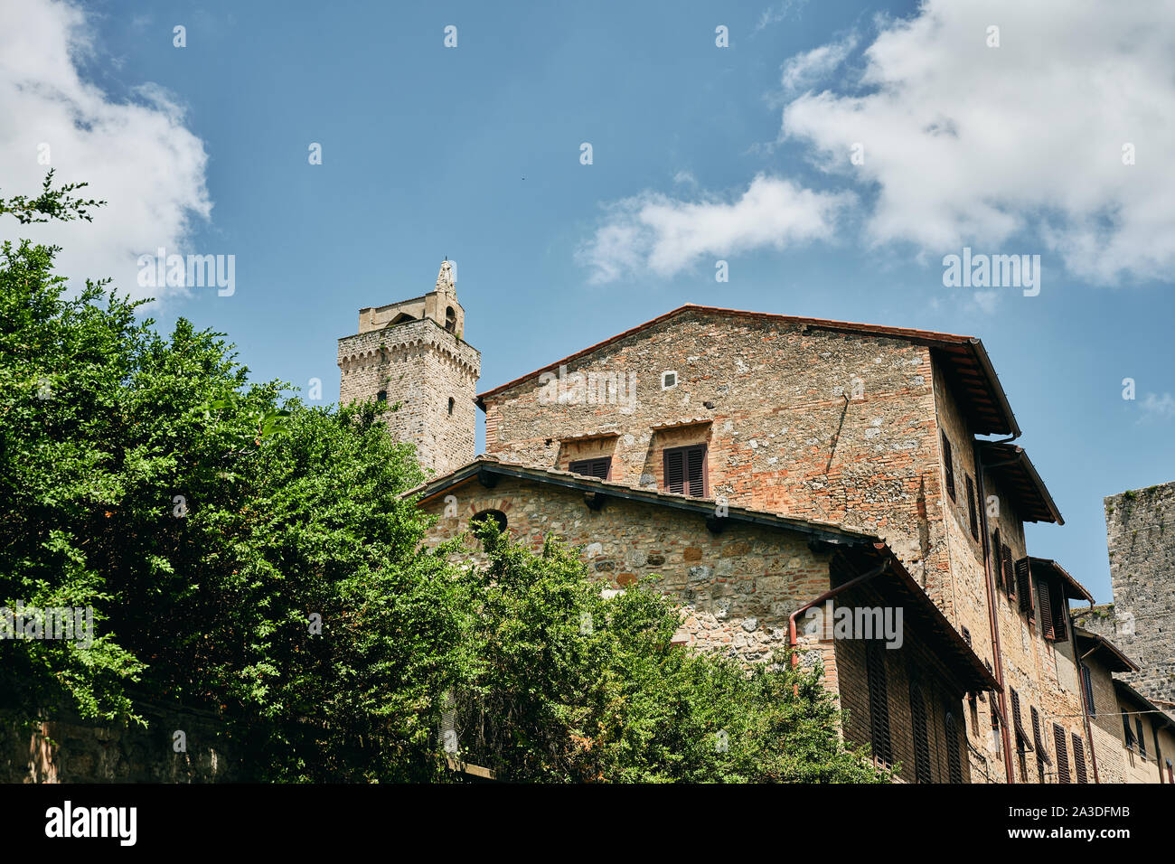 Old farmhouse stone wall facade hi-res stock photography and images - Alamy