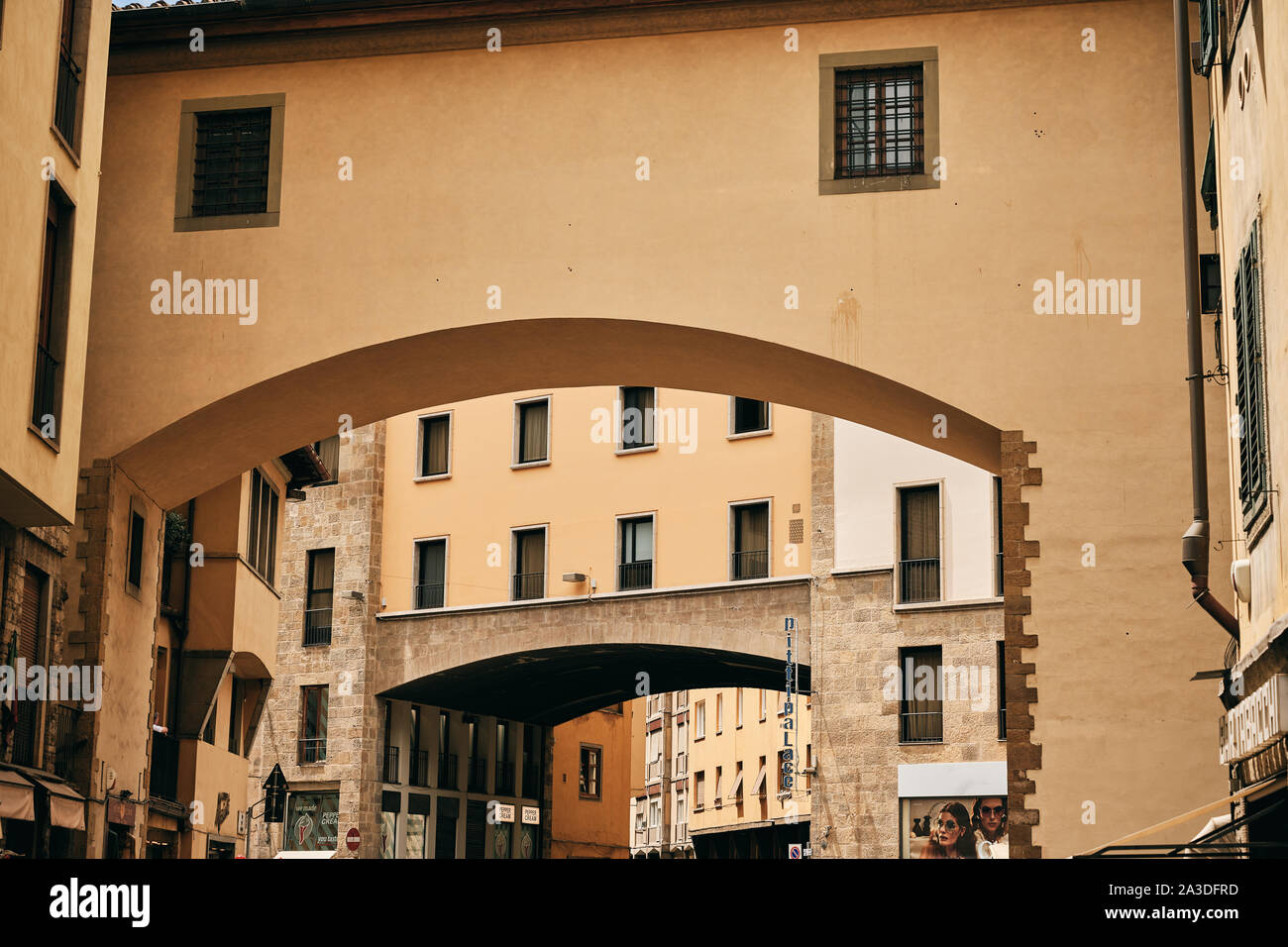 Old brick building courtyard hi-res stock photography and images - Alamy