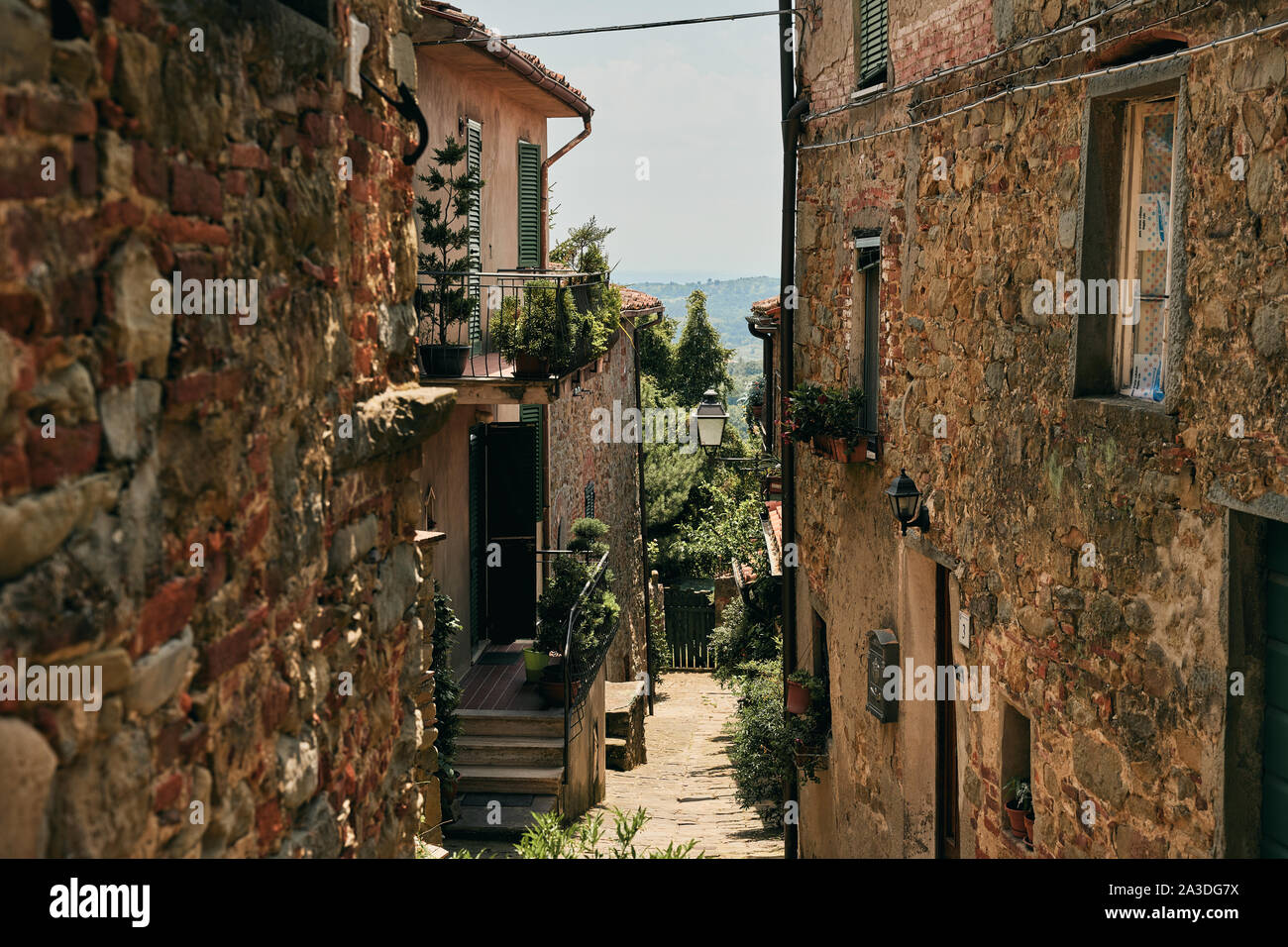 Sunny street old european hi-res stock photography and images - Alamy