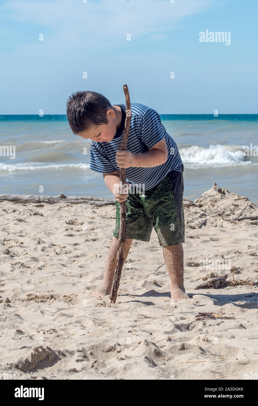 Kids digging at the beach hi-res stock photography and images - Alamy
