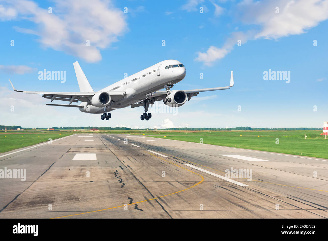 Aircraft lands on runway airport hi-res stock photography and images ...
