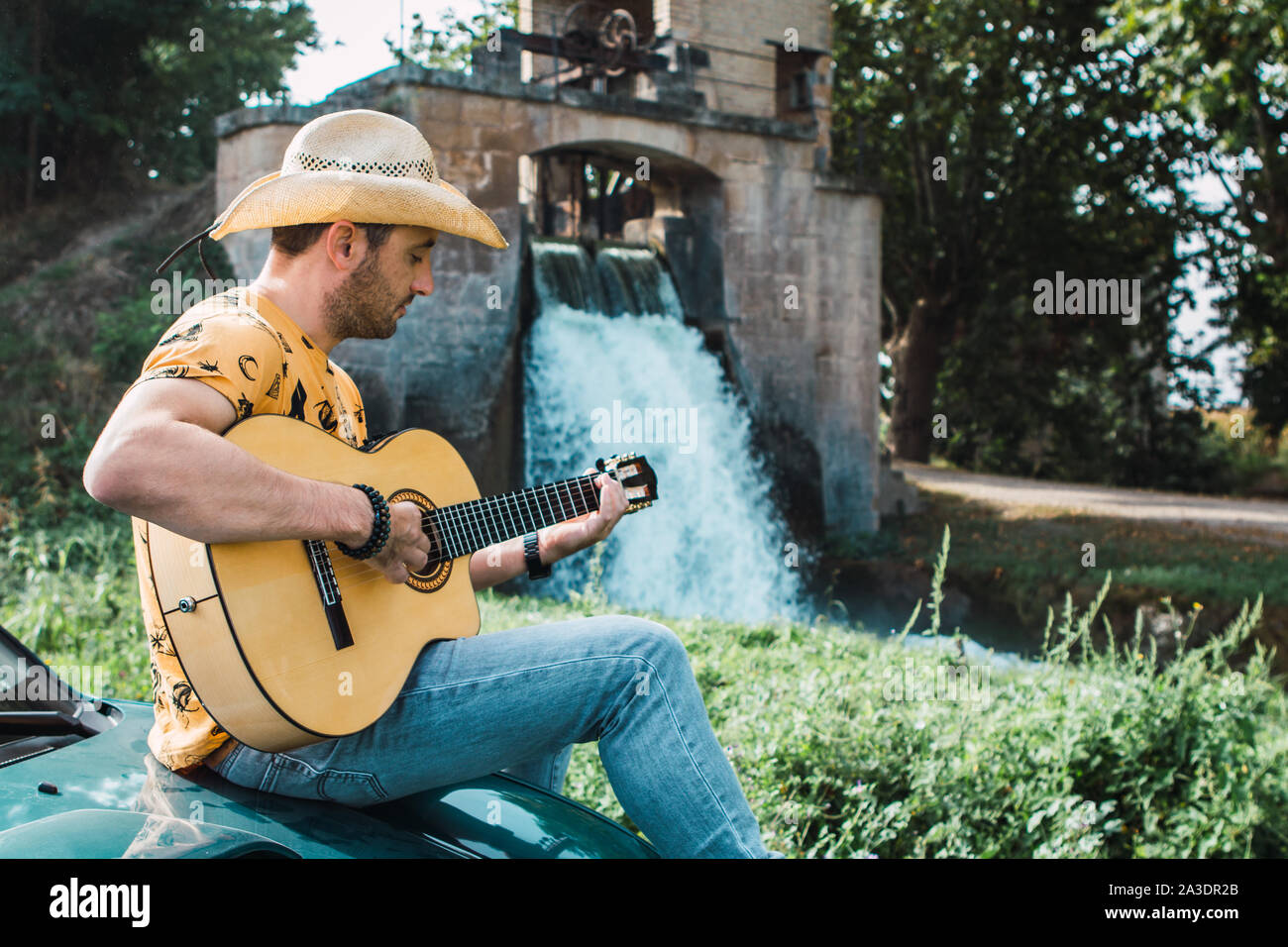 Guitar playing cowboy hi-res stock photography and images - Alamy