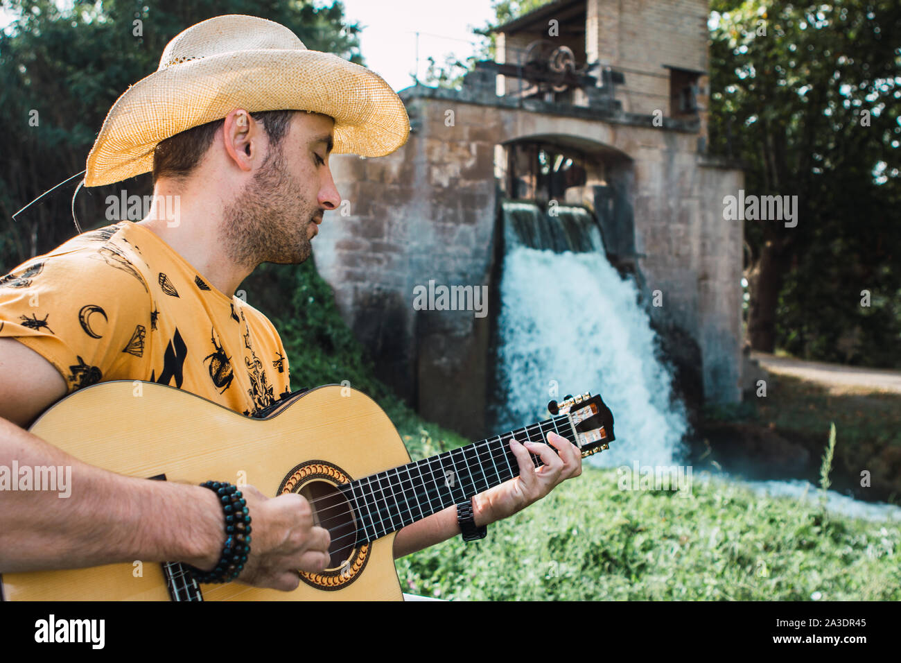 Guitar playing cowboy hi-res stock photography and images - Alamy