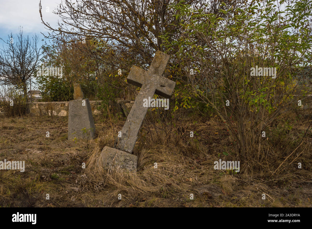 Abandoned cemetery hi-res stock photography and images - Alamy