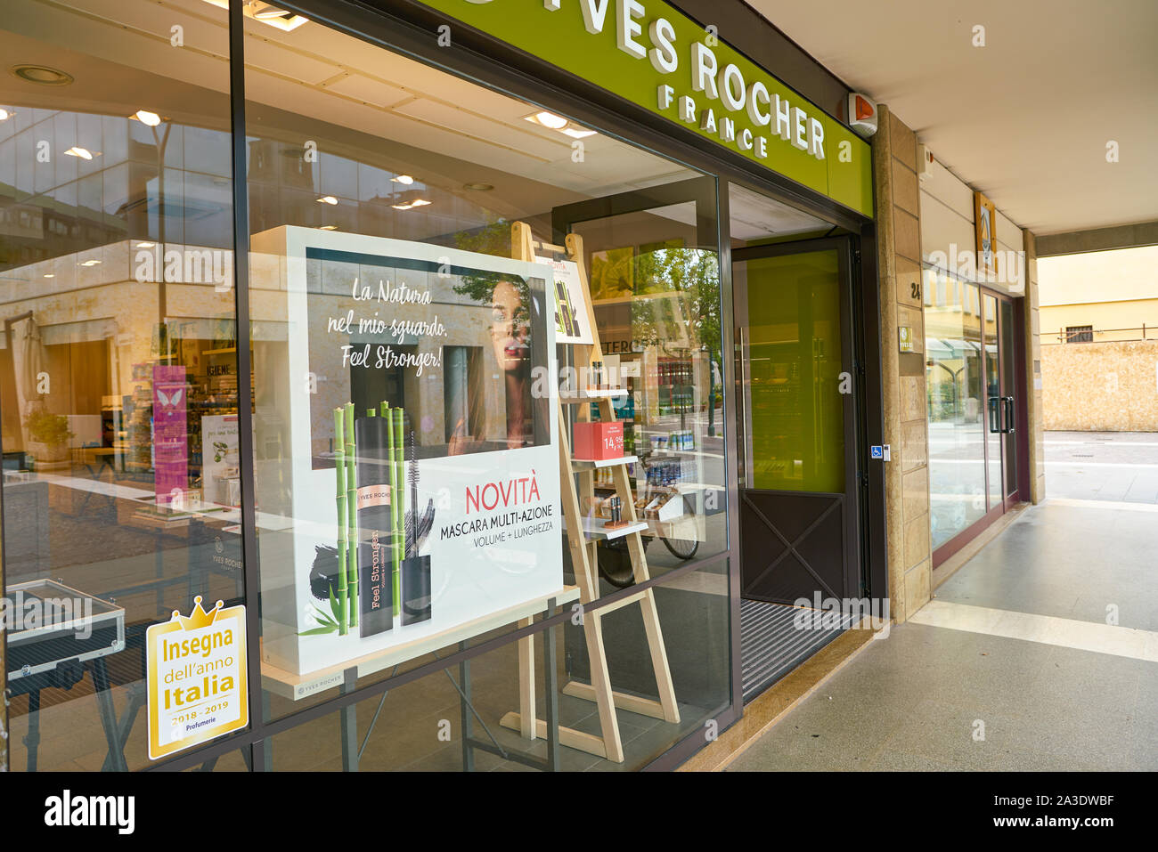 Yves rocher store hi-res stock photography and images - Alamy