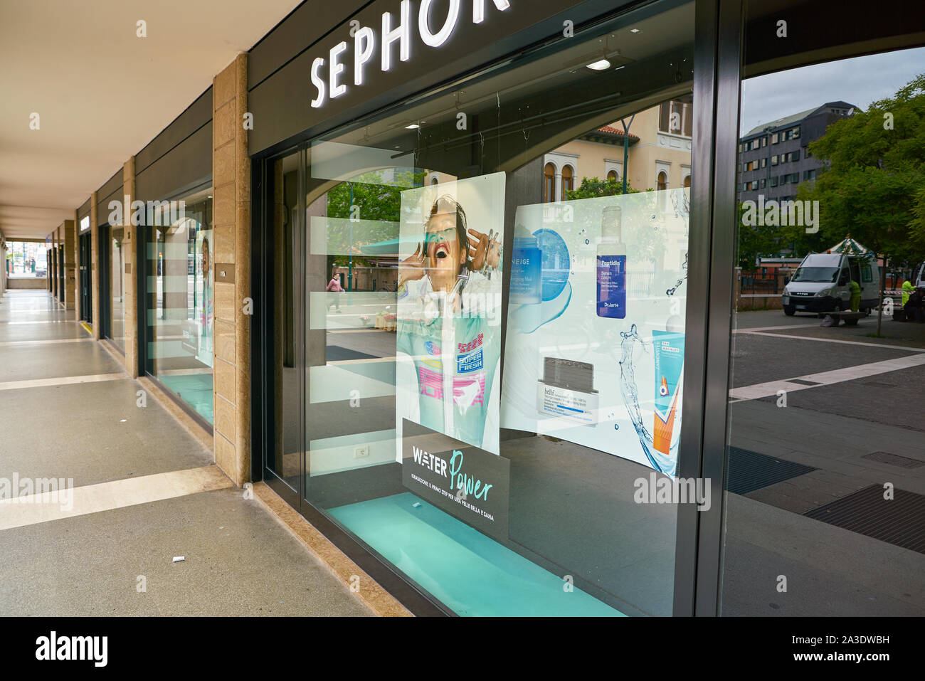 Sephora retail store window hi-res stock photography and images - Alamy