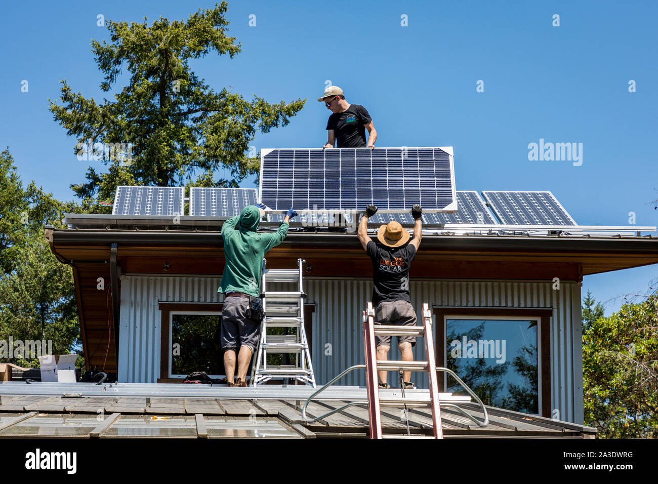 Solar panel installation hi-res stock photography and images - Alamy