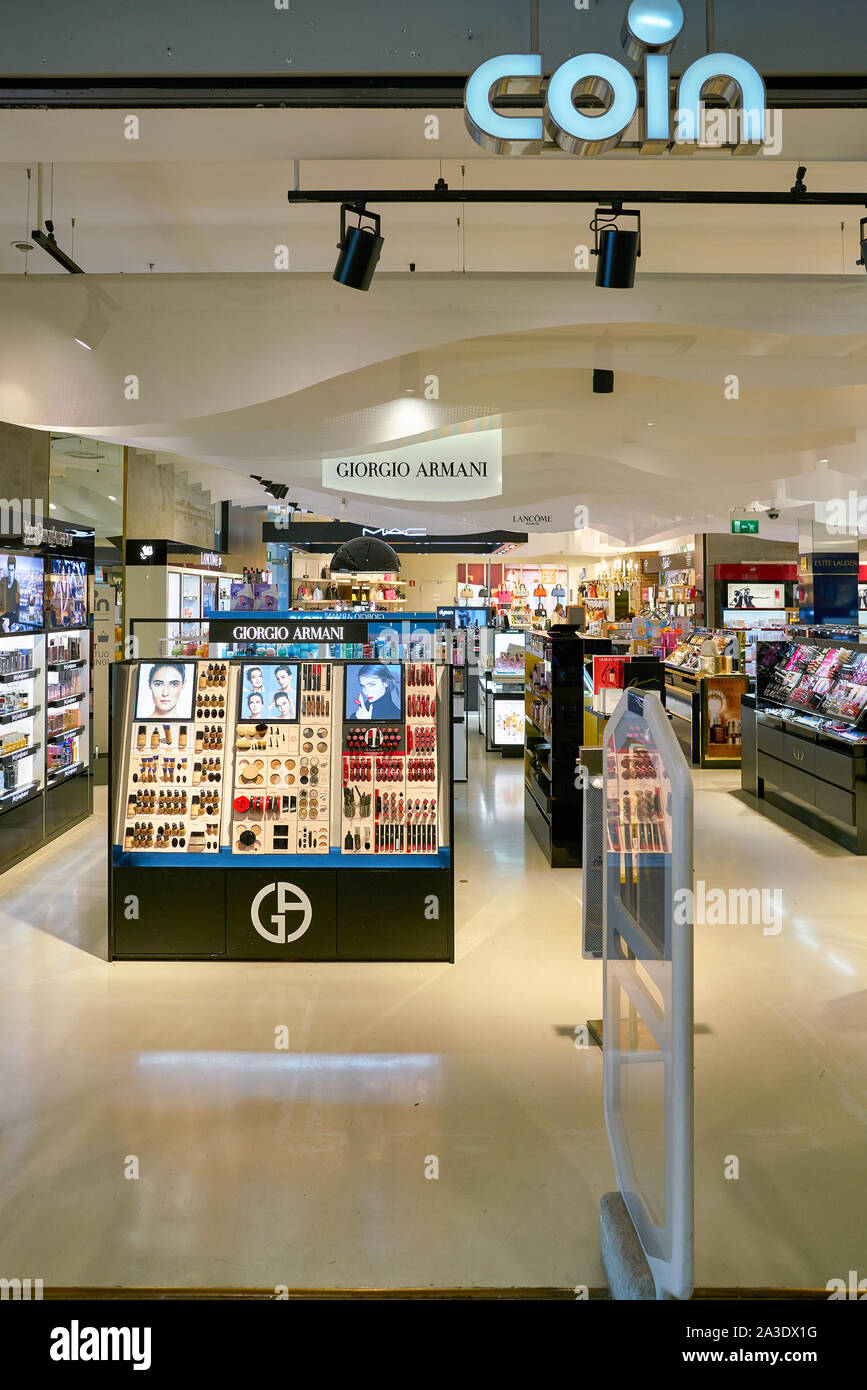 Department store interior layout hi-res stock photography and images ...