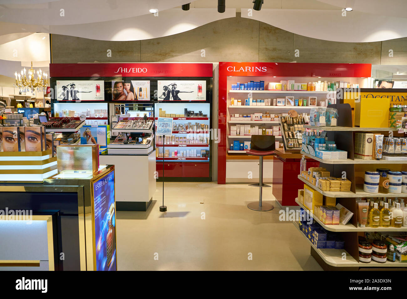 Department store interior layout hi-res stock photography and images ...