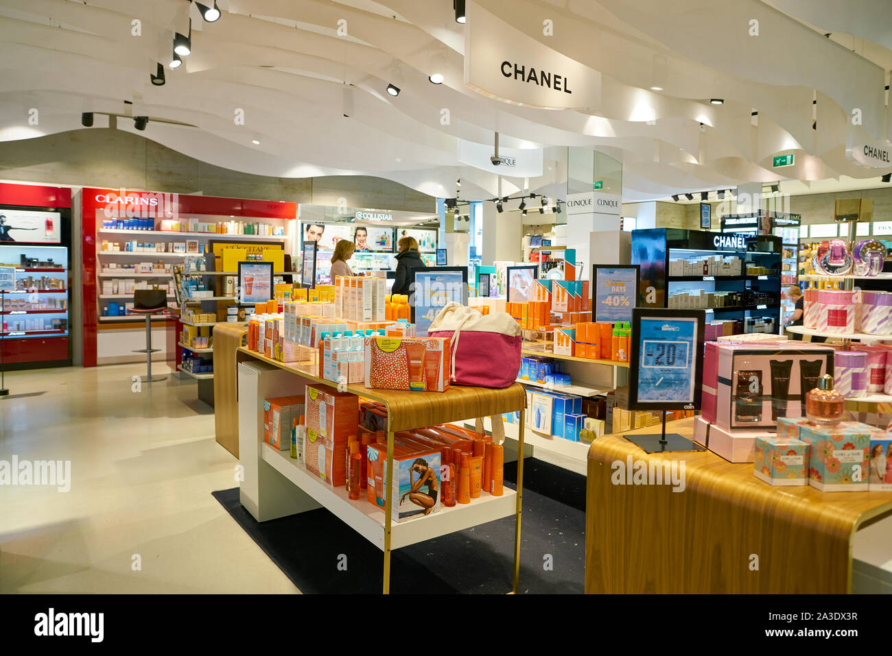 Department store interior layout hi-res stock photography and images ...