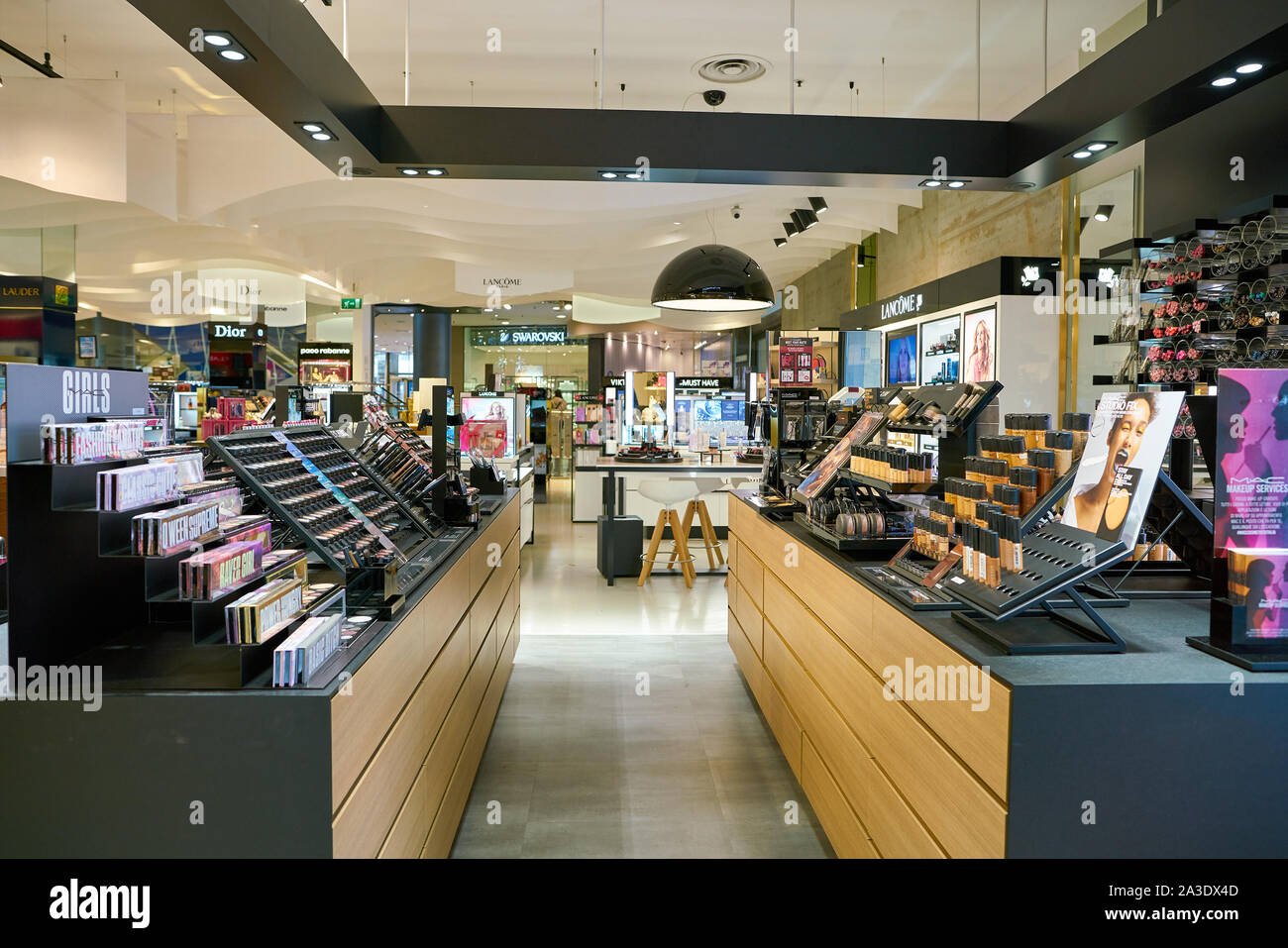 Department store interior layout hi-res stock photography and images ...