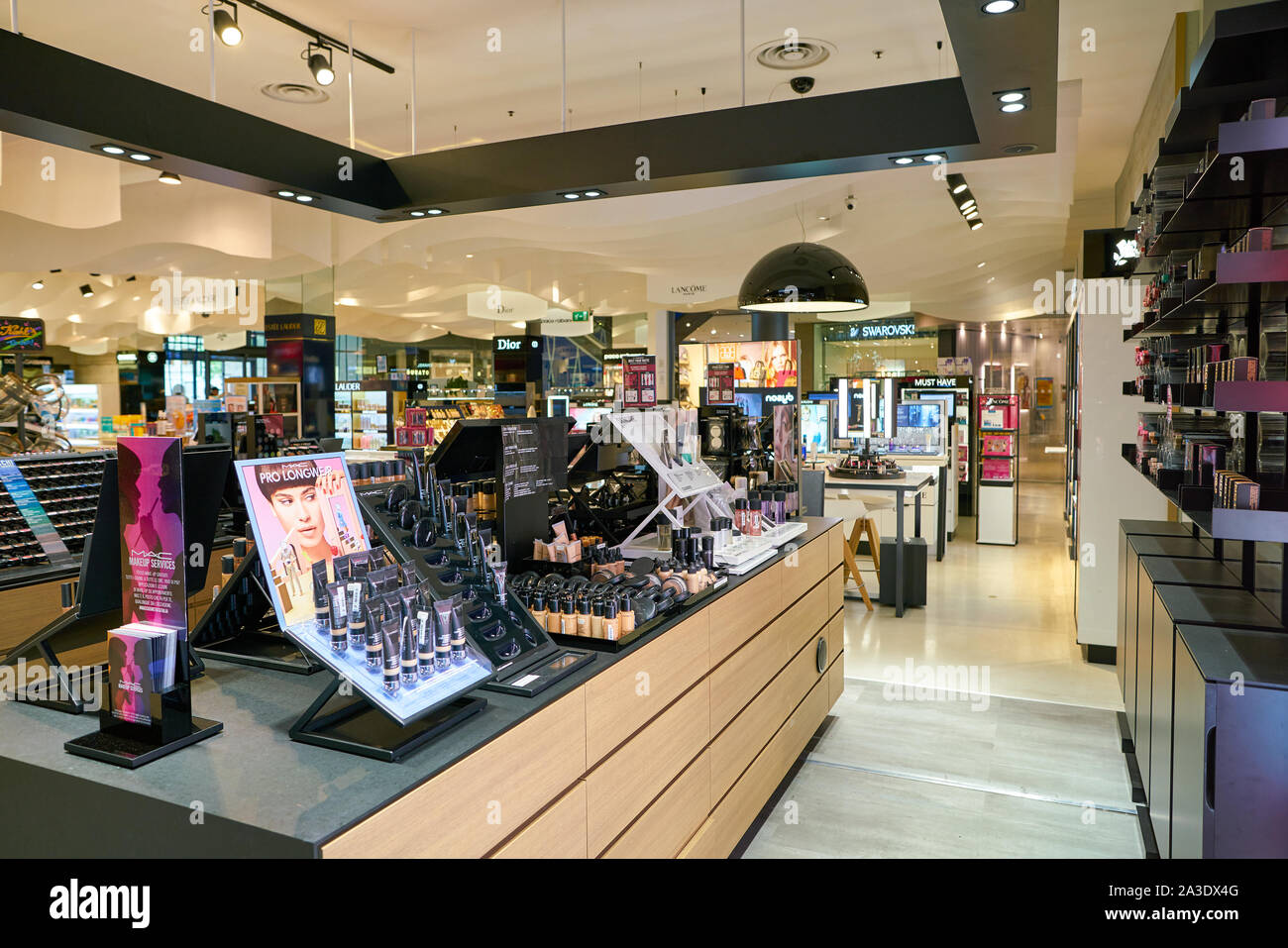 Department store interior layout hi-res stock photography and images ...