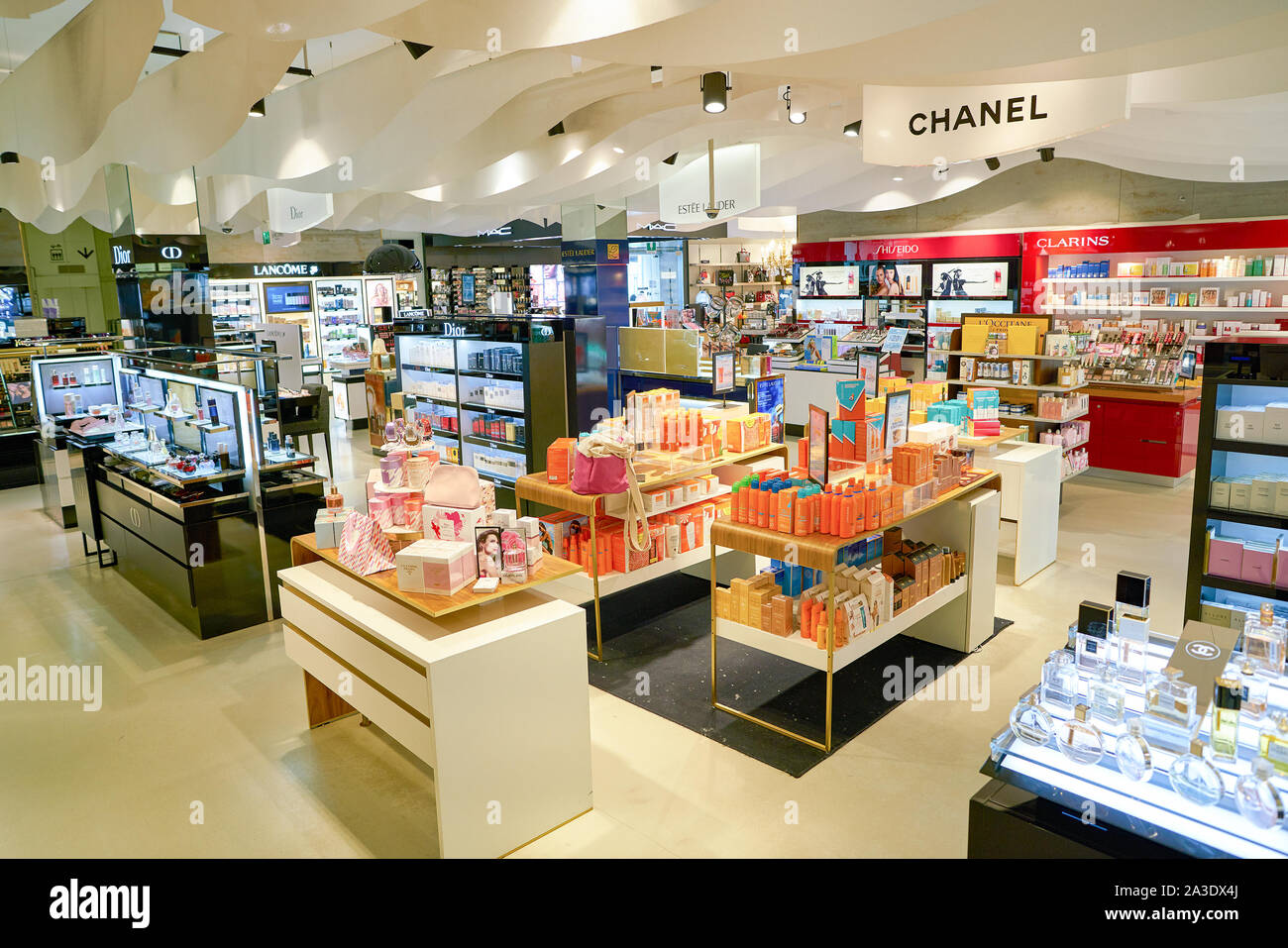 Department store interior layout hi-res stock photography and images ...