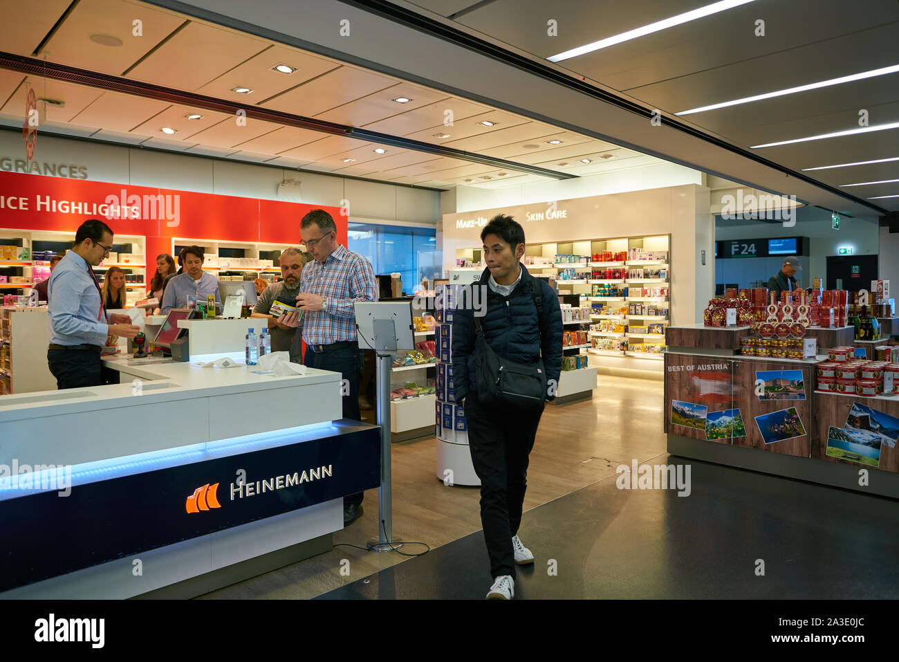 Vienna airport duty free shop store hi-res stock photography and images ...