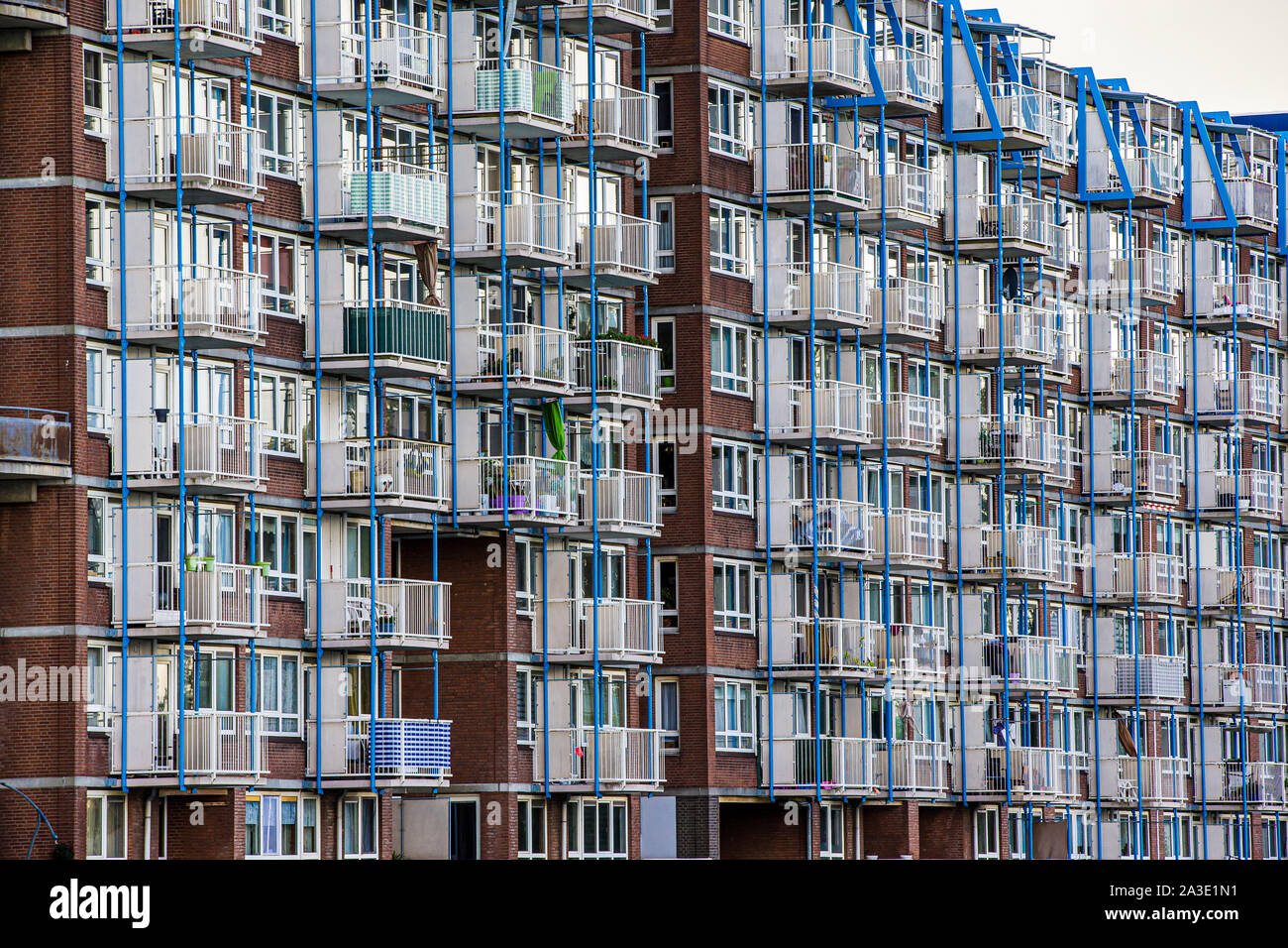 Netherlands rotterdam old harbour housing hi-res stock photography and ...