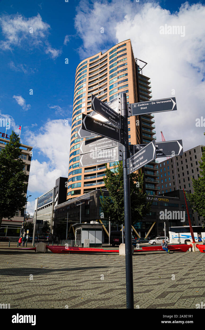 Skyscraper signs hi-res stock photography and images - Alamy