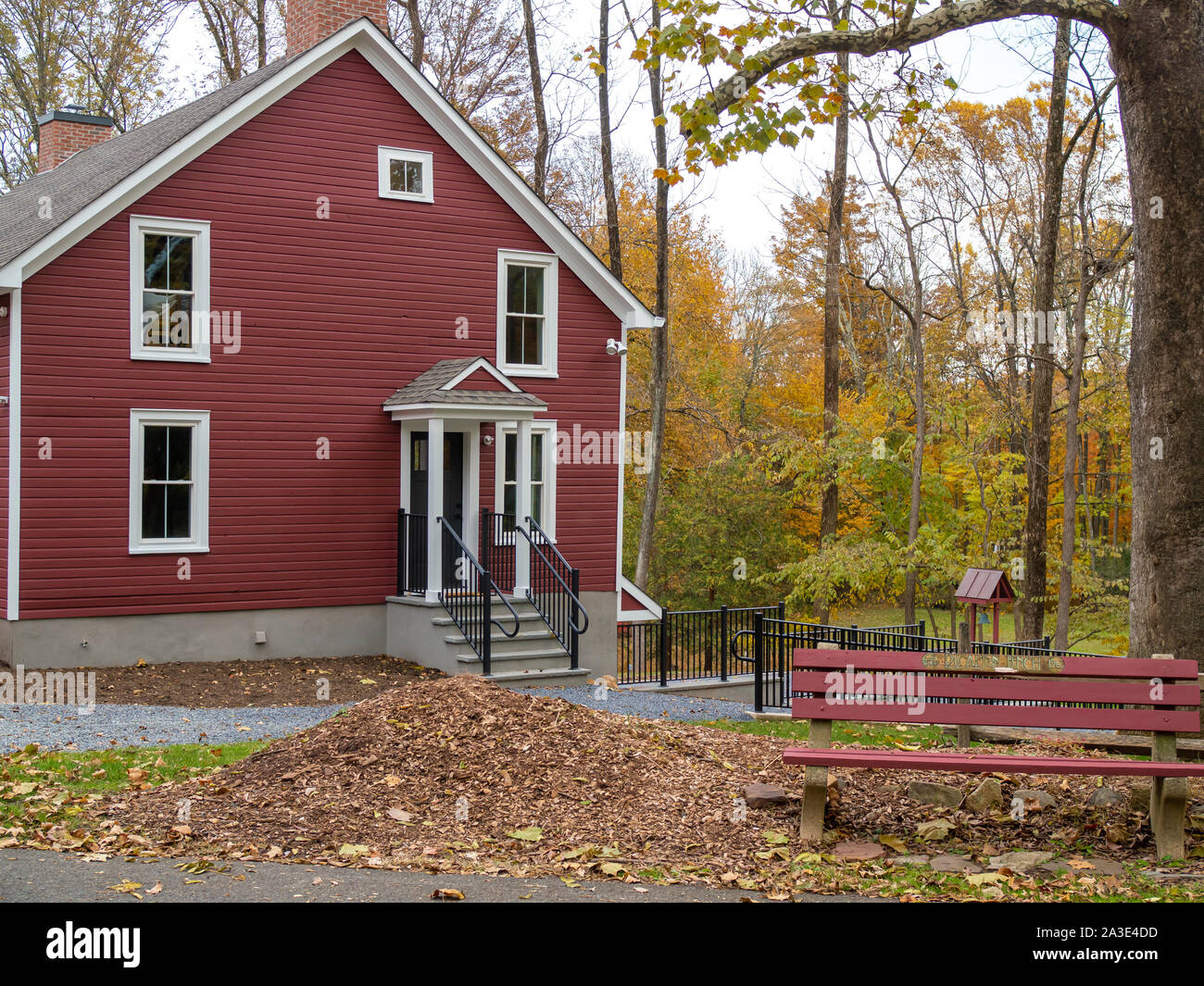 Red house in the woods hi-res stock photography and images - Alamy