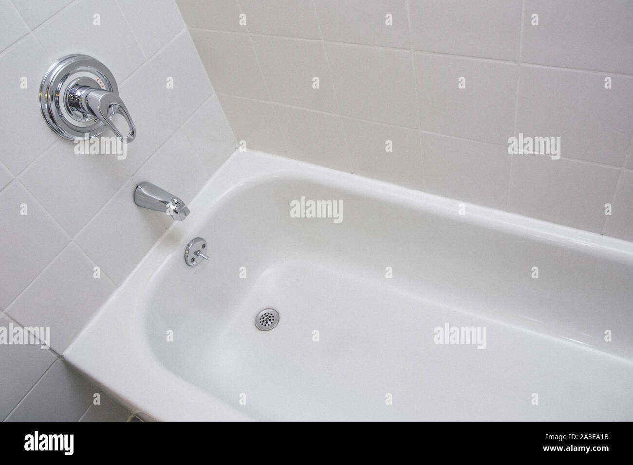 Clean bathroom modern bath , bathtub , bathroom white hygiene clean ...