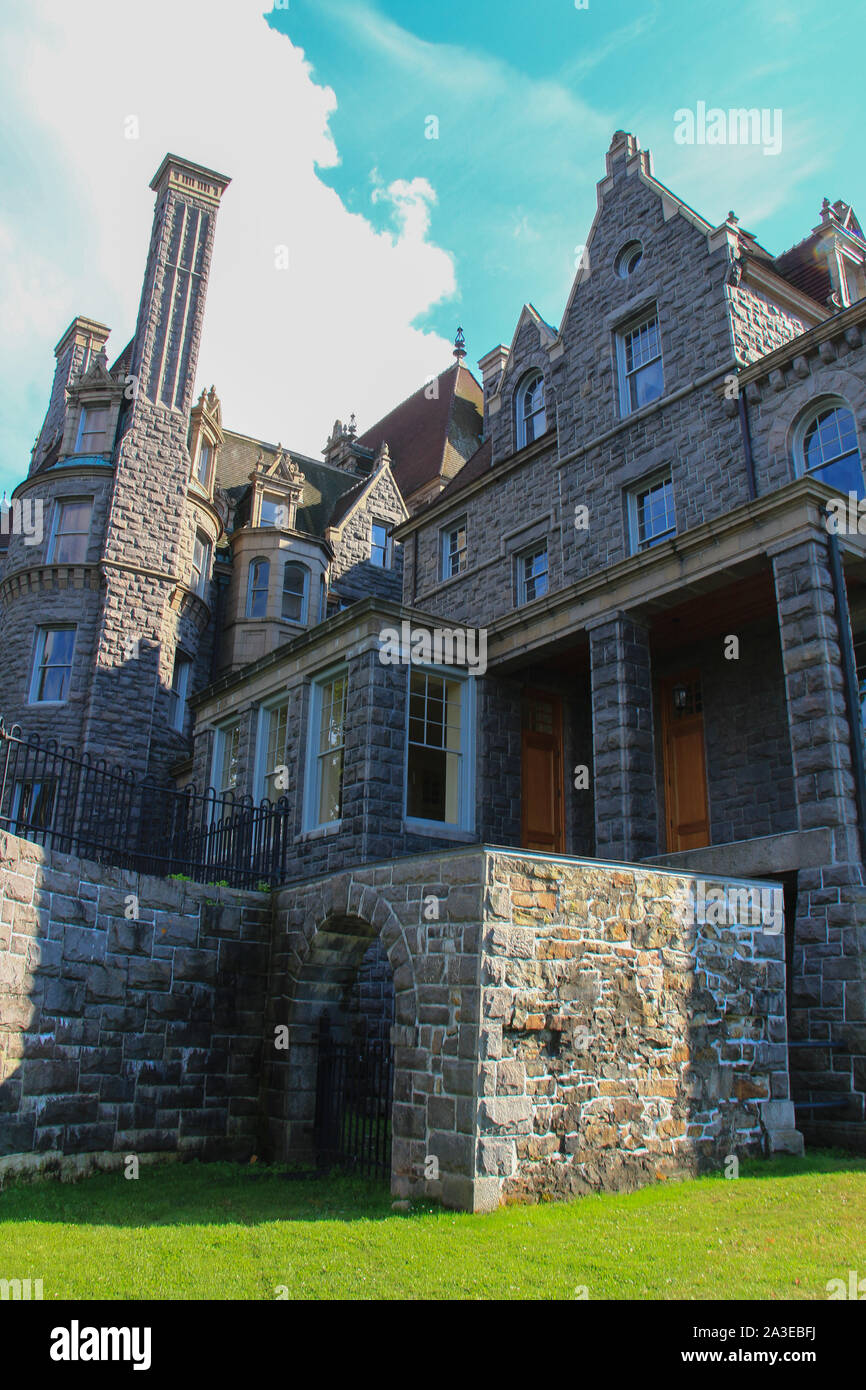 Luxury castle hi-res stock photography and images - Alamy