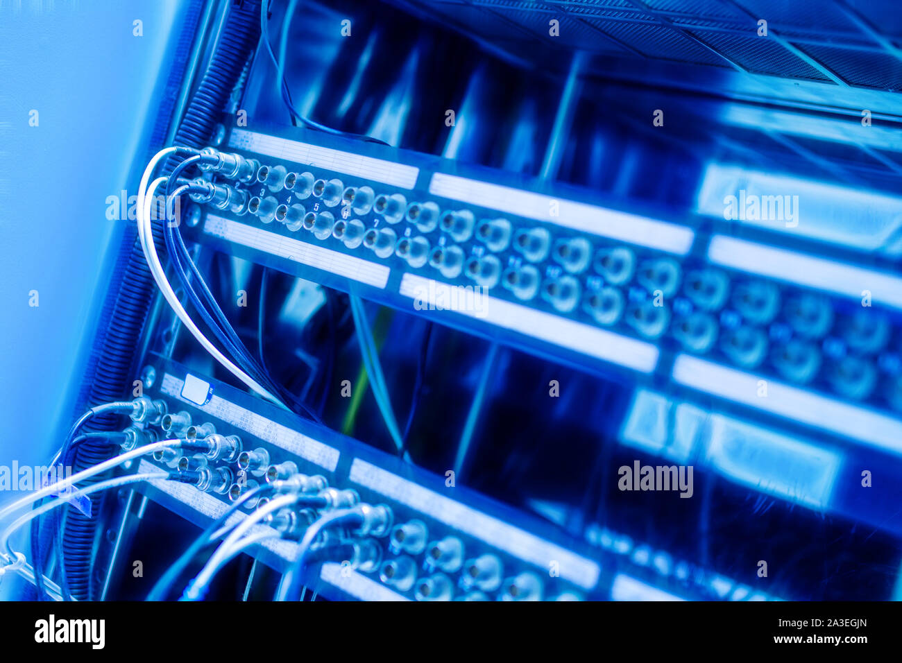 types of network cables with the ability to receive and transmit ...
