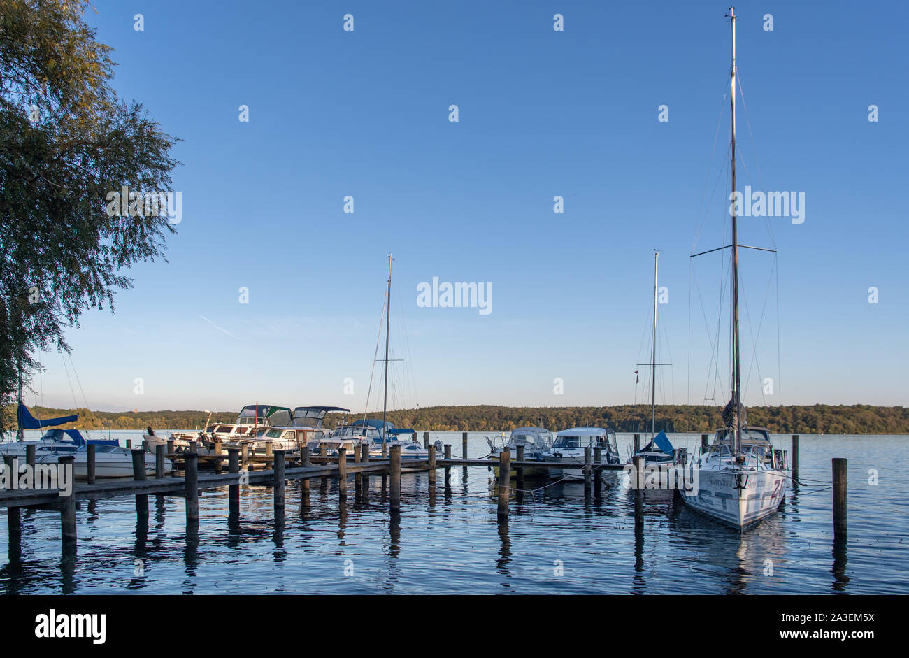 Potsdam, Germany. 07th Oct, 2019. In the evening small boats stand at a ...