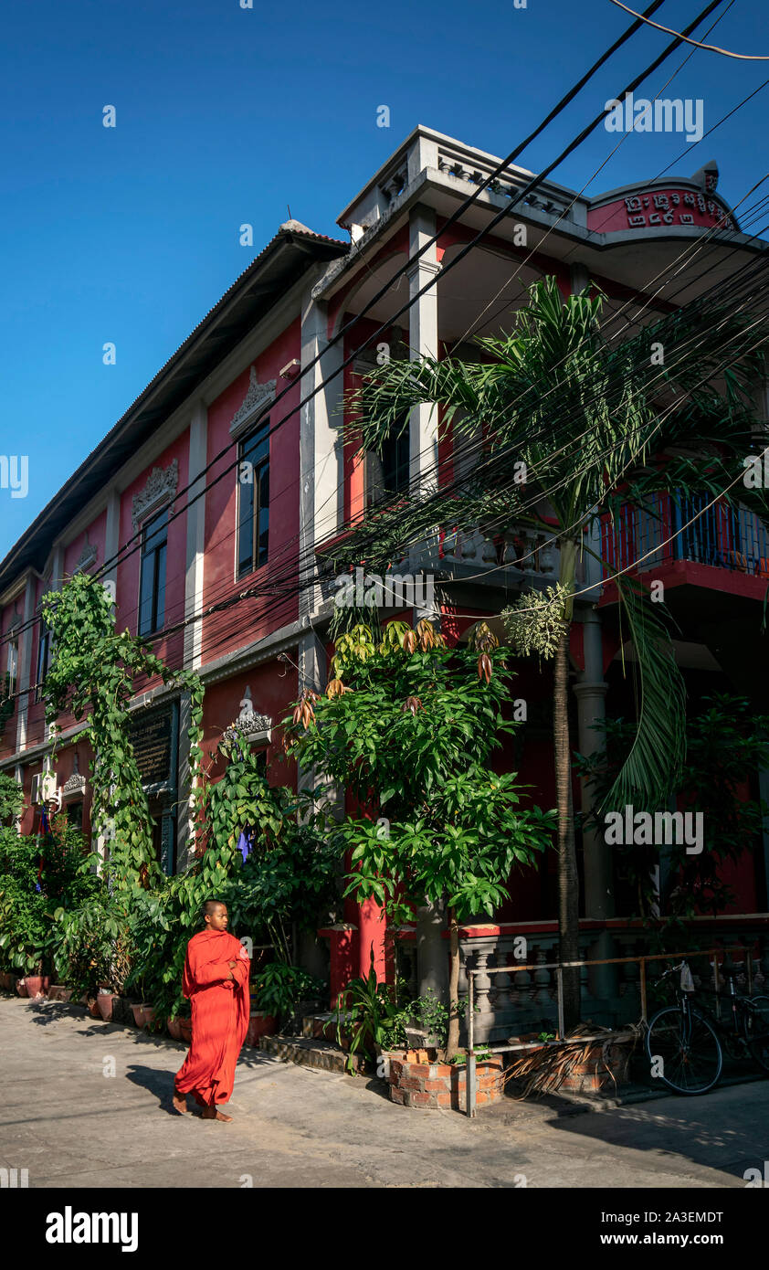Inside wat phnom in phnom penh hi-res stock photography and images - Alamy