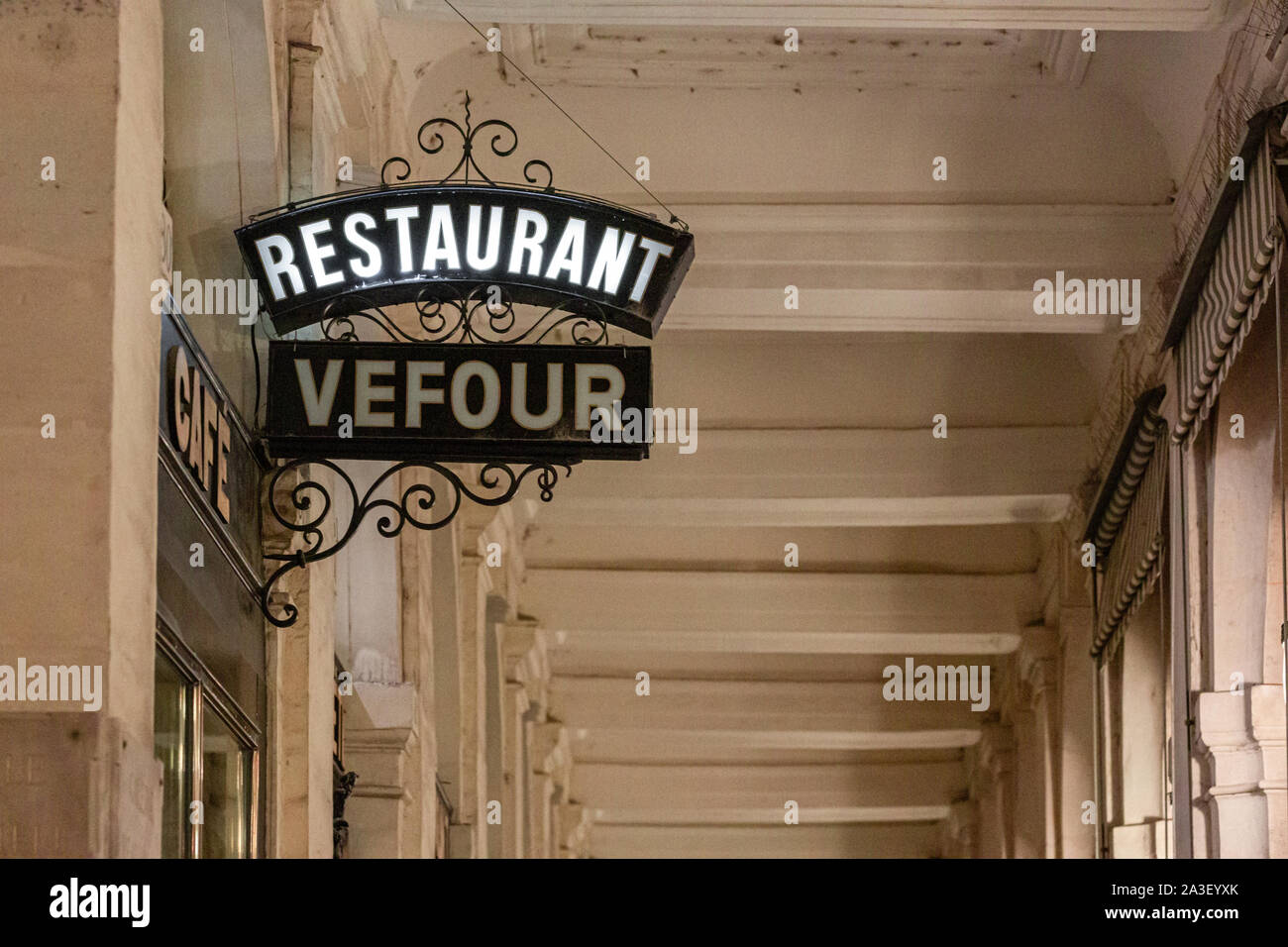 Paris cafe night hi-res stock photography and images - Alamy