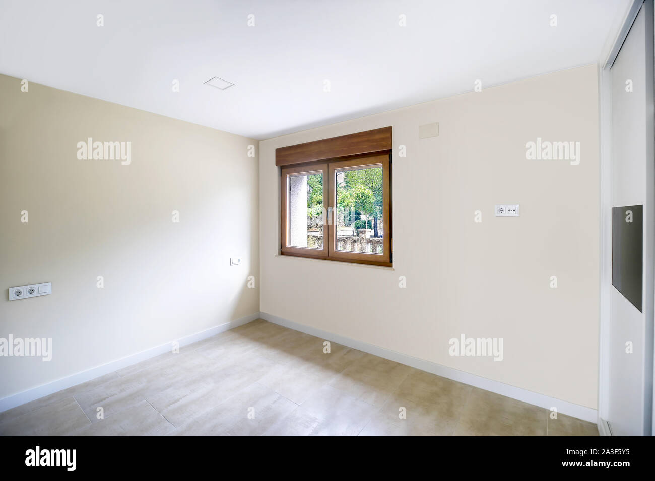 New beautiful empty room with built-in wardrobes. Interior modern room ...